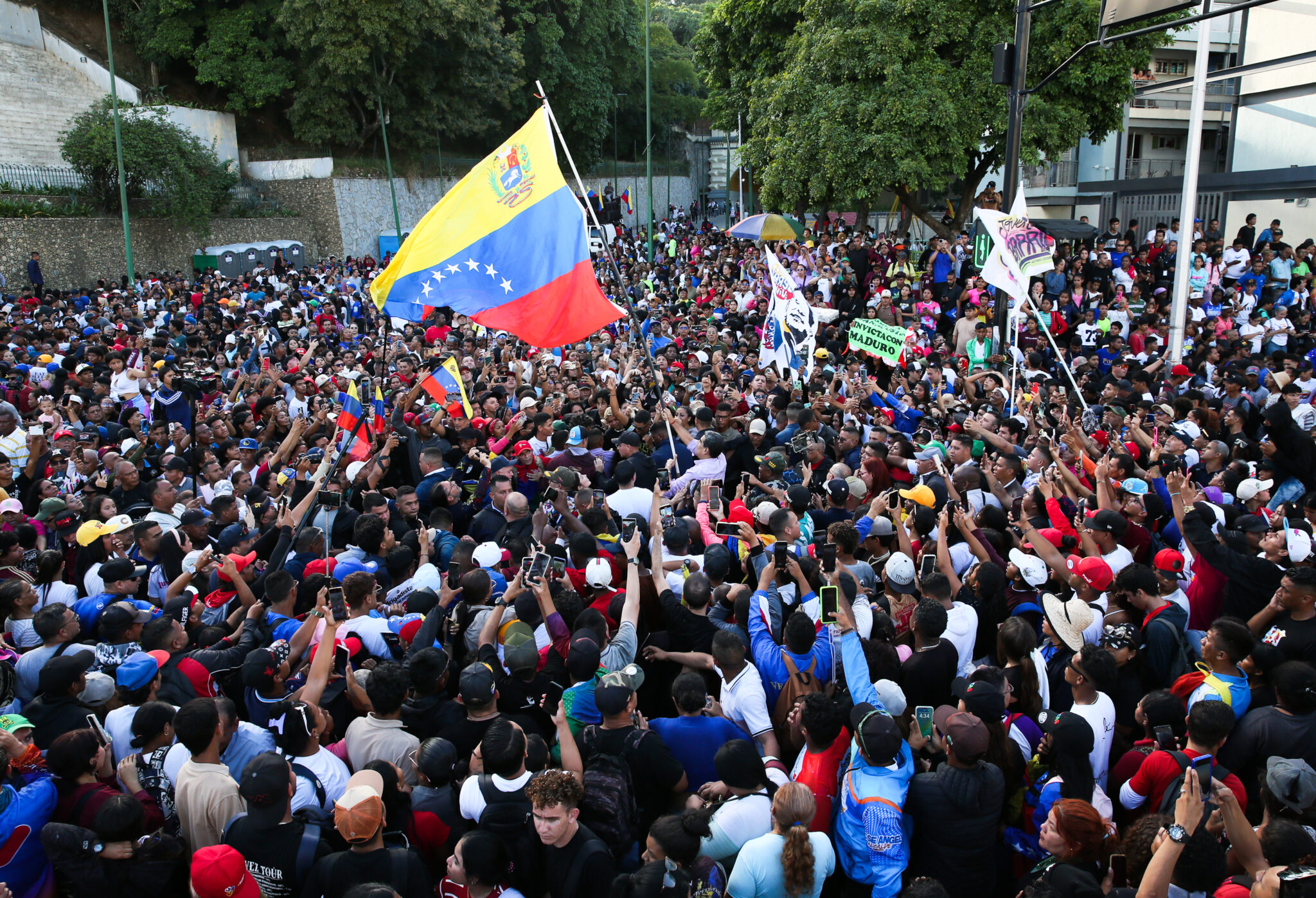 CNN reconoce que el Presidente Maduro está en las calles junto al Pueblo